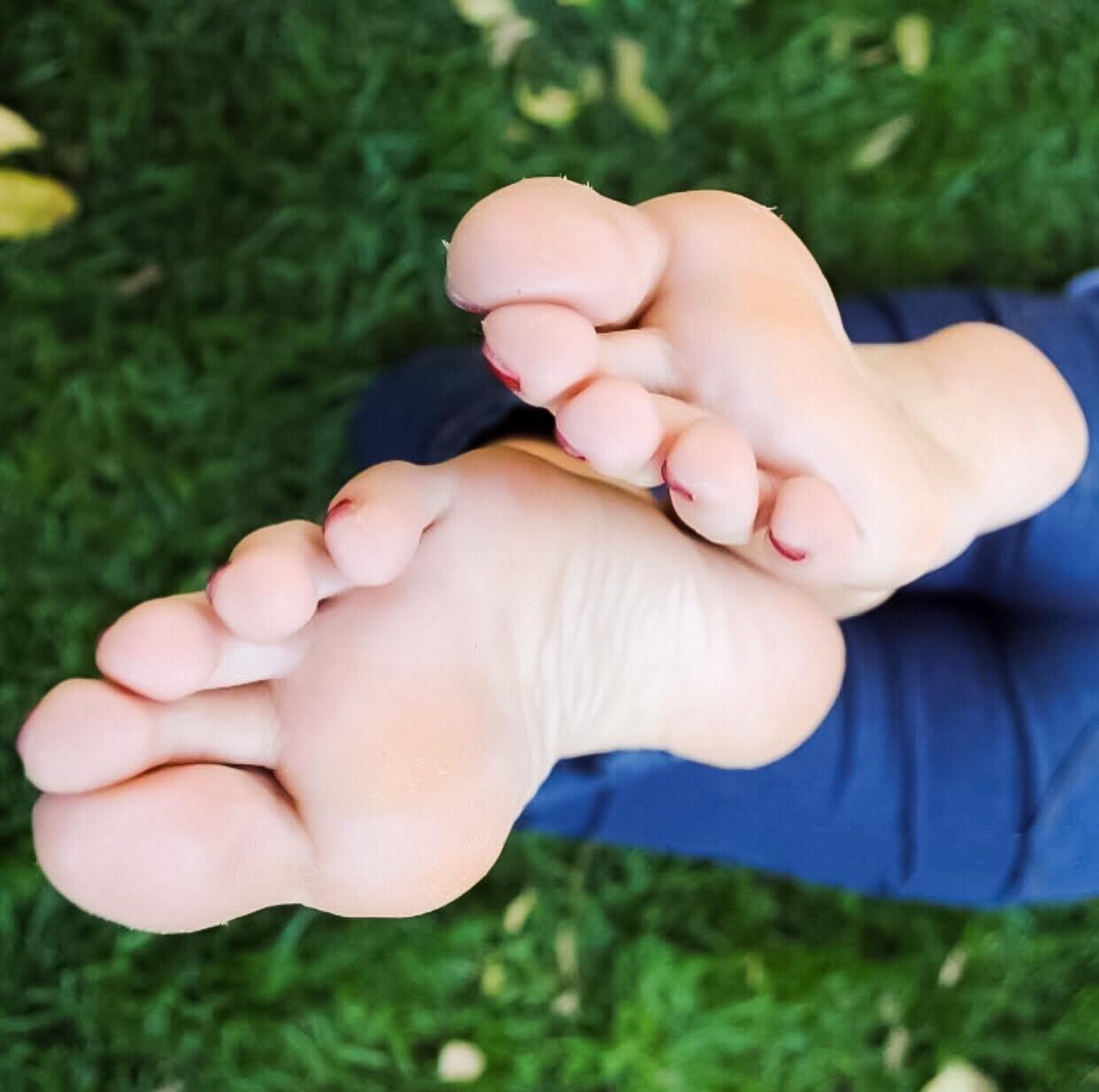 Long Toes | Scrolller