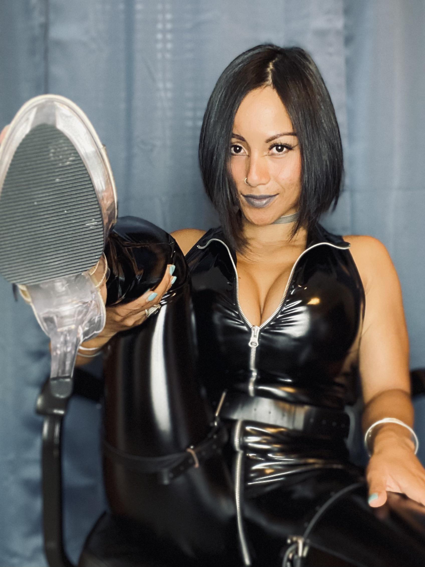 Your Asian mistress have arrived 😈 | Scrolller