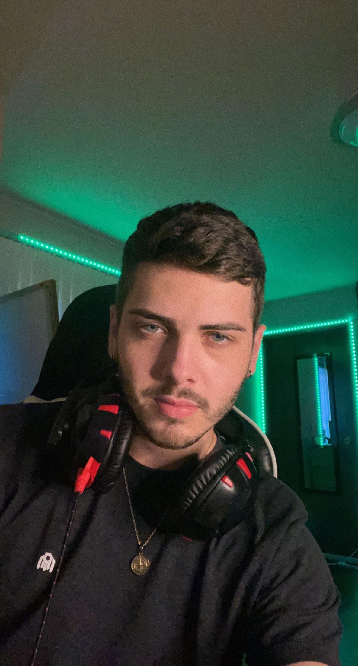 looking for a gamer buddy 🙈 | Scrolller