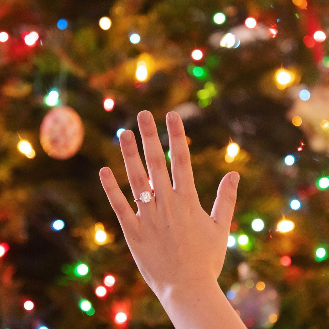 Looks like she's engaged | Scrolller