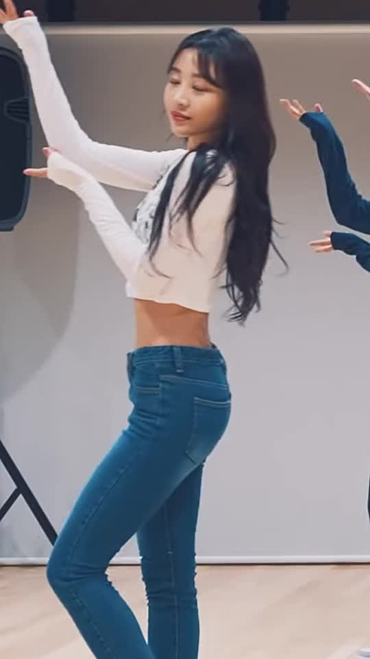 LOONA - Yves | Scrolller