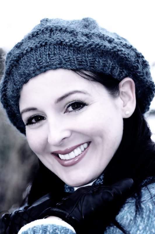 Lorna headshot | Scrolller