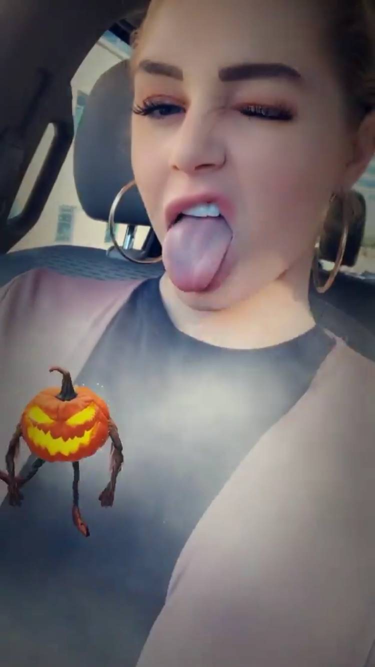 Love Her Tongue Scrolller