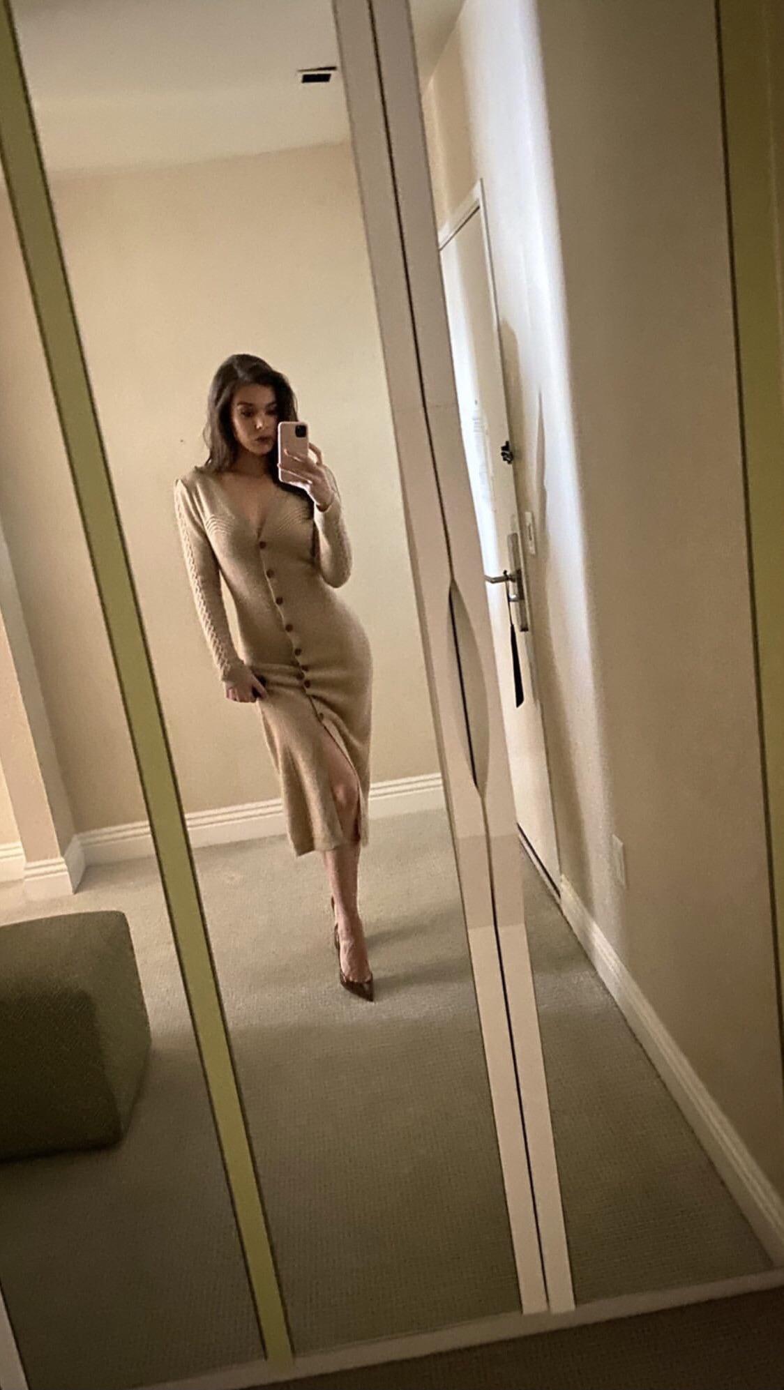 Love how the dress is so tight to her body, showing her godlike figure. Hailee always gets me ...