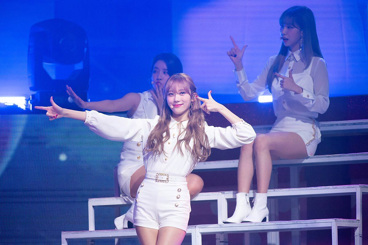 Luda pose | Scrolller