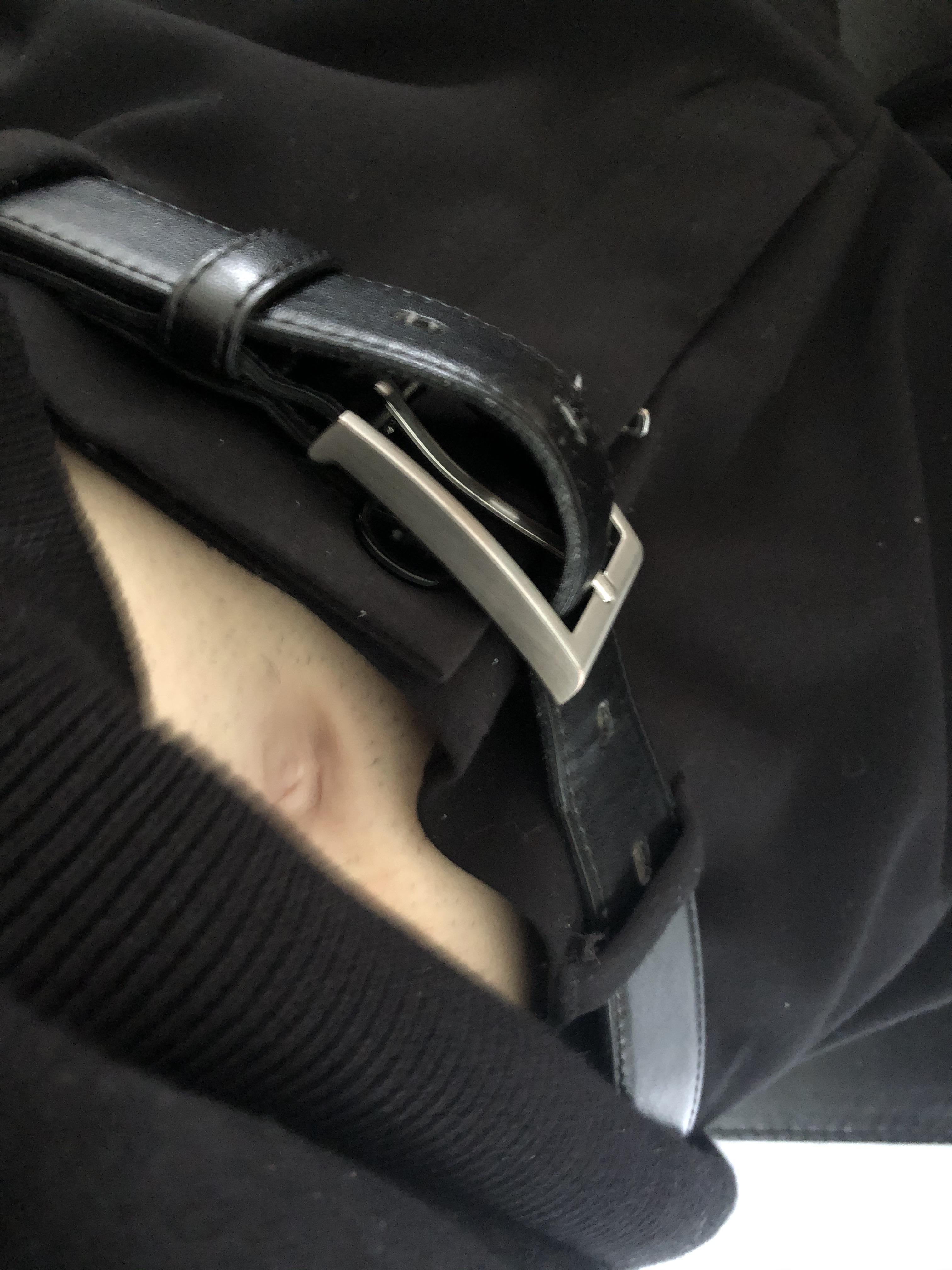 (M)y outie bellybutton exposed just a bit in public | Scrolller