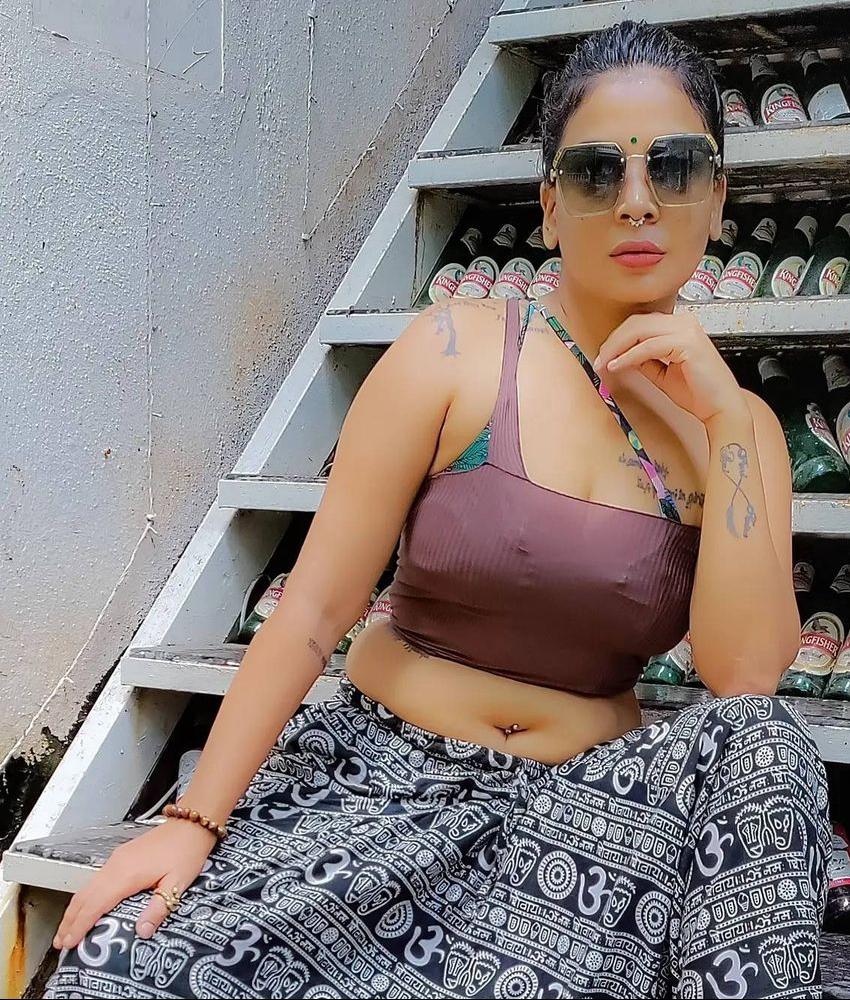 Mahi Kaur navel in brown blouse and black skirt | Scrolller