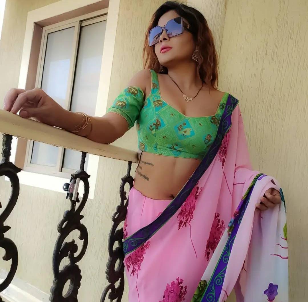 Mahi Kaur navel in green sleeveless blouse and pink saree | Scrolller