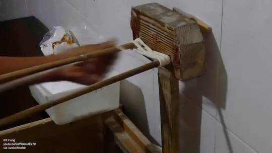 Making noodles | Scrolller