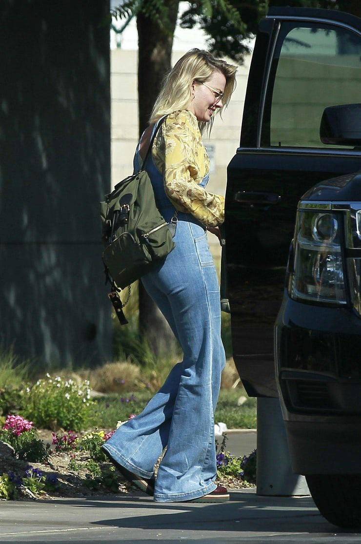 Margot Robbie Butt Poking Out Scrolller 6767
