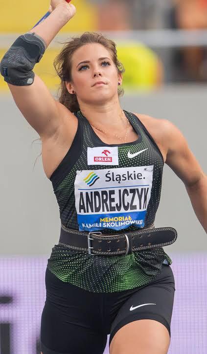 Maria Andrejczyk and her sexy strong shoulders | Scrolller