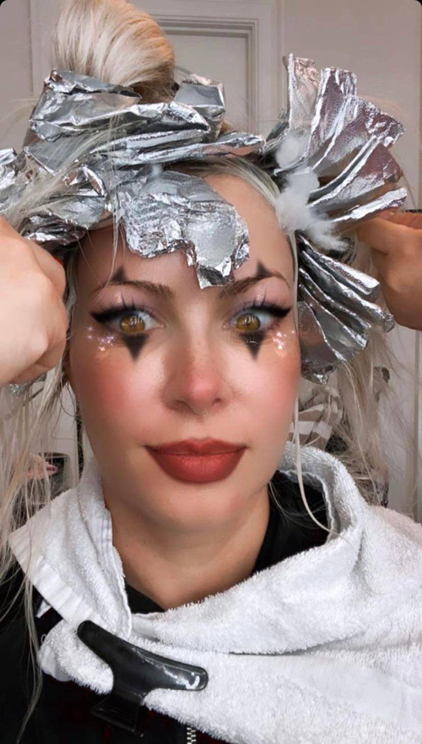 Maryse getting her hair done | Scrolller