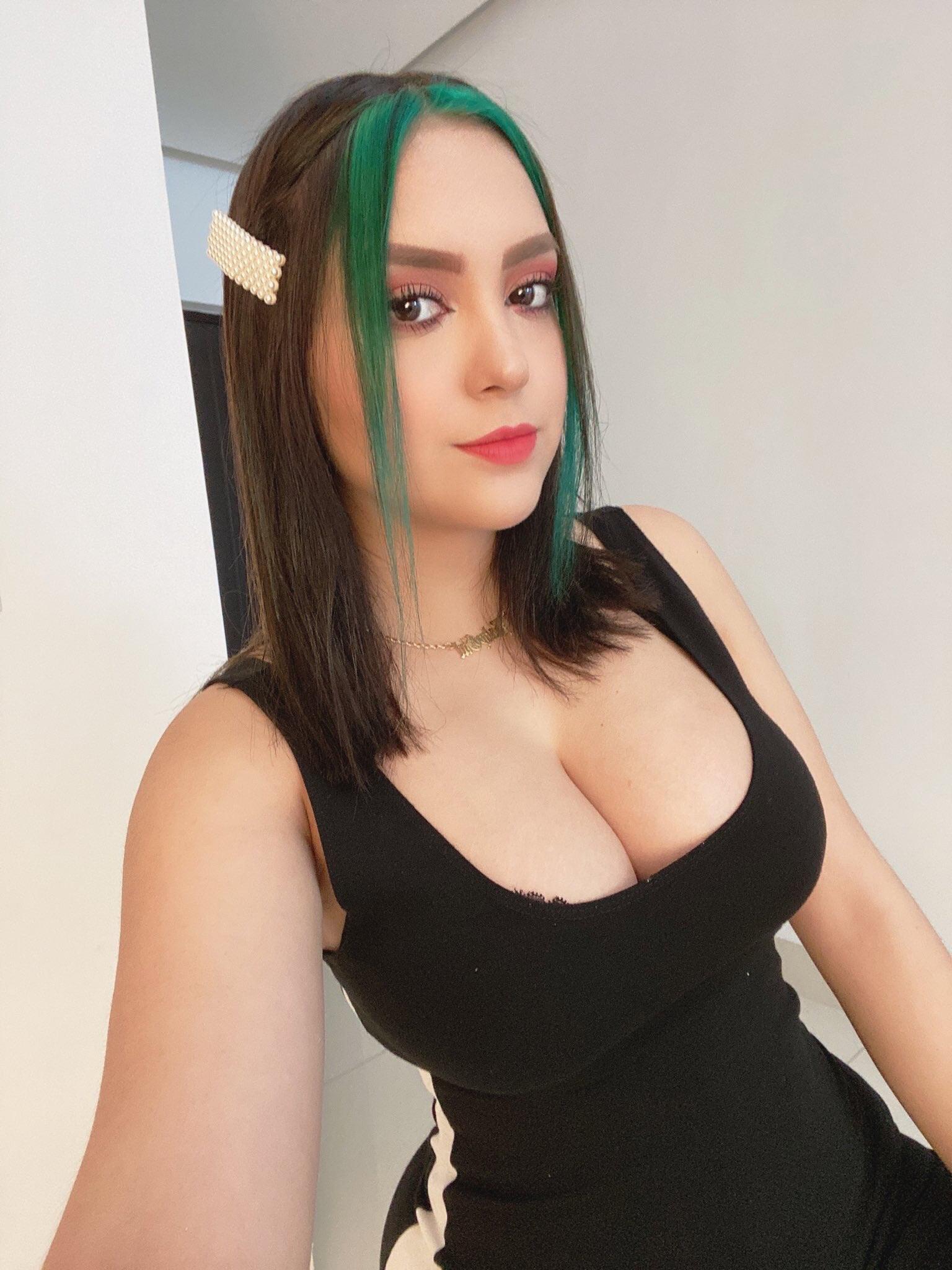 Massive cleavage | Scrolller