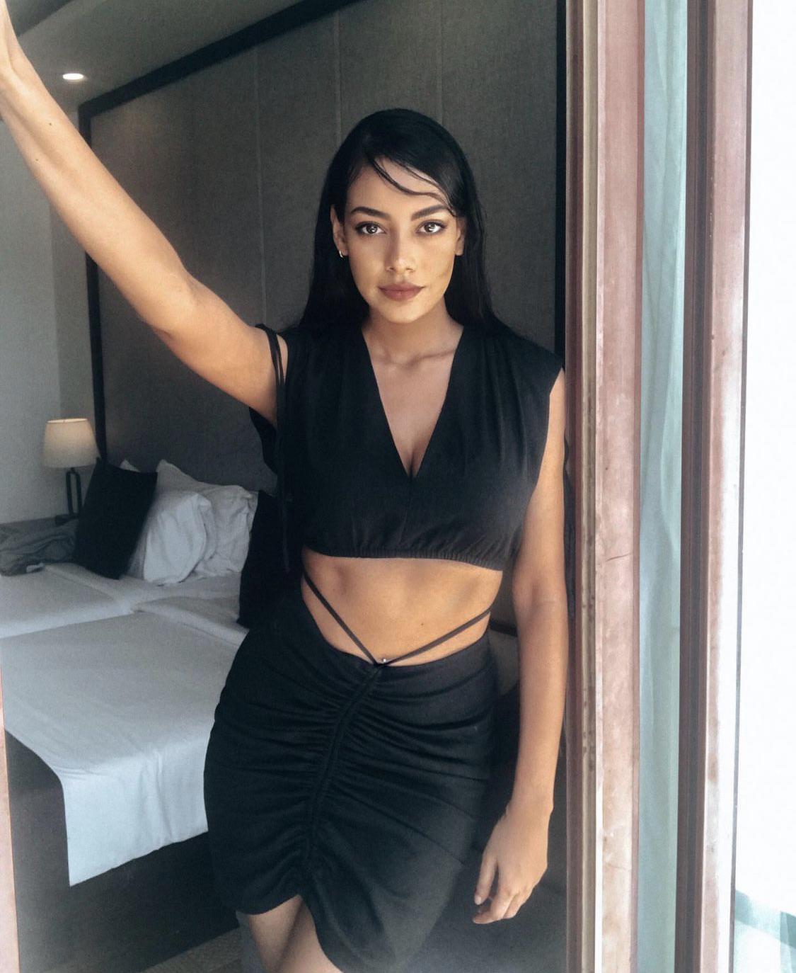 Meet my friend Christina | Scrolller