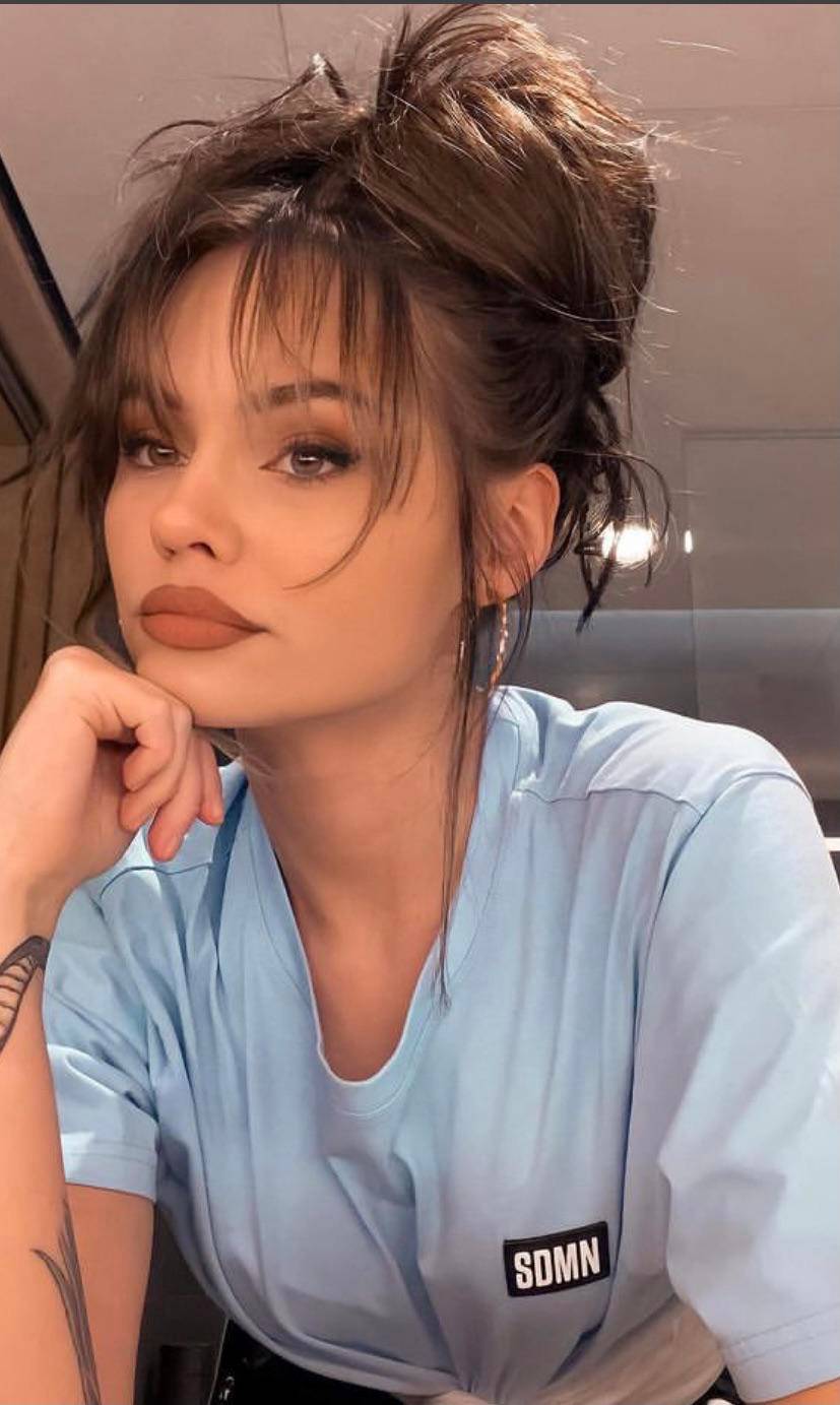 Message me to wank to her | Scrolller