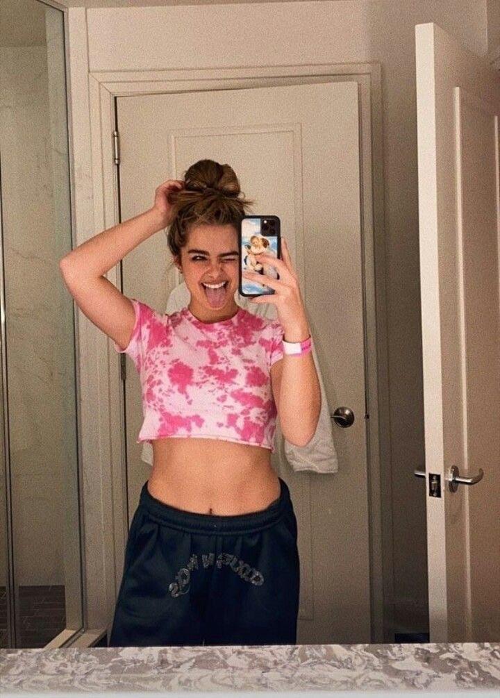 Messy Tongue 😩💦👅 Scrolller