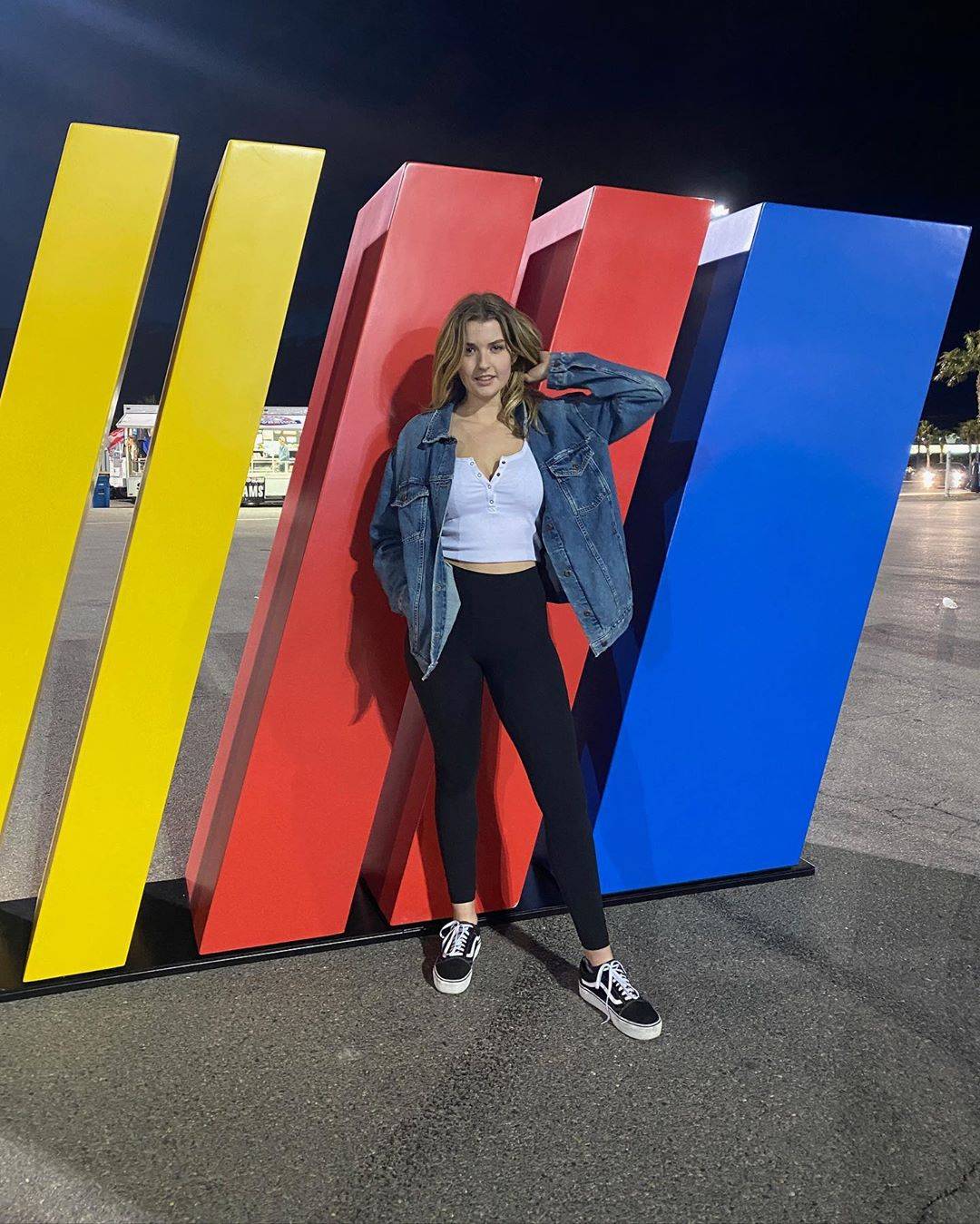 Mia Melano Scrolller