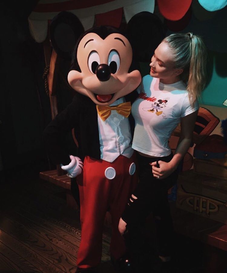 Mickey Mouse | Scrolller