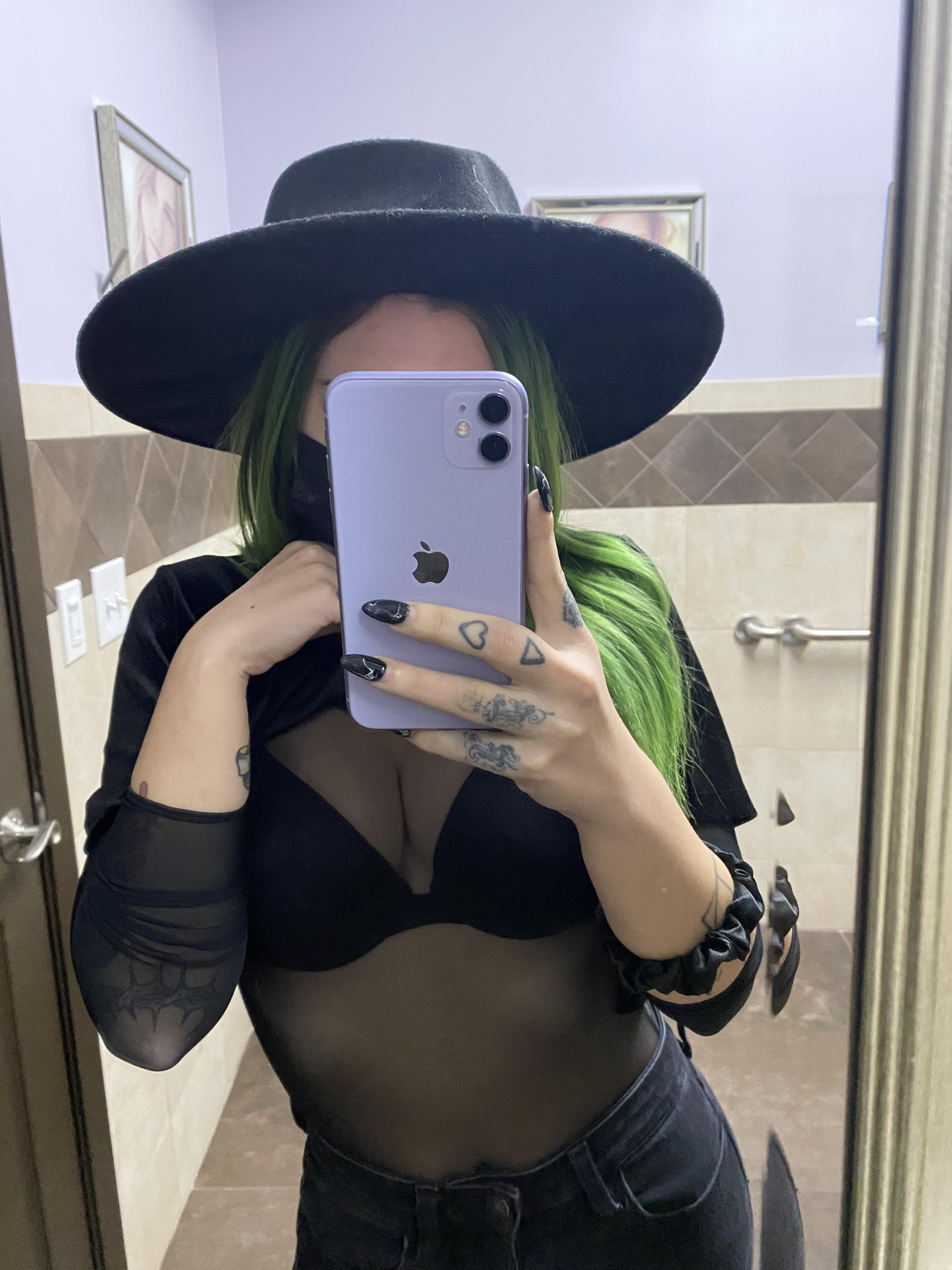 Mid work selfies | Scrolller