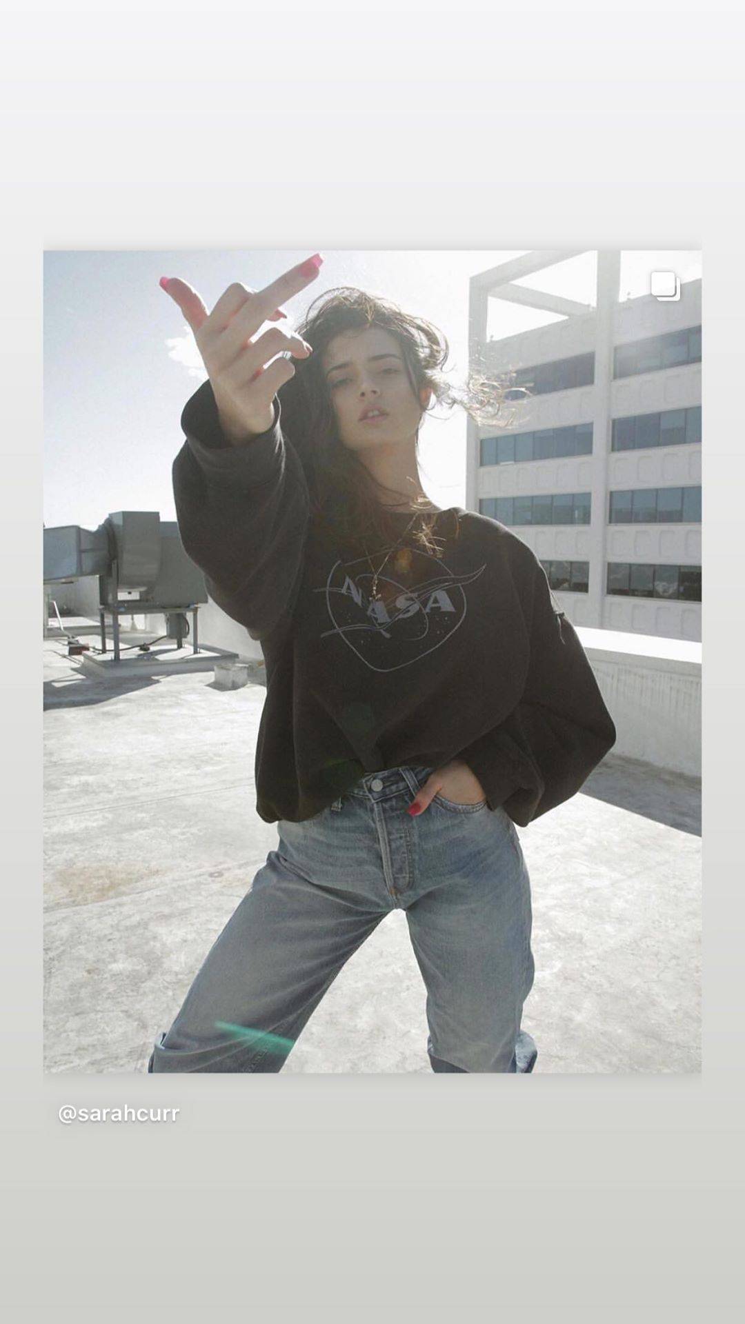 middle finger | Scrolller