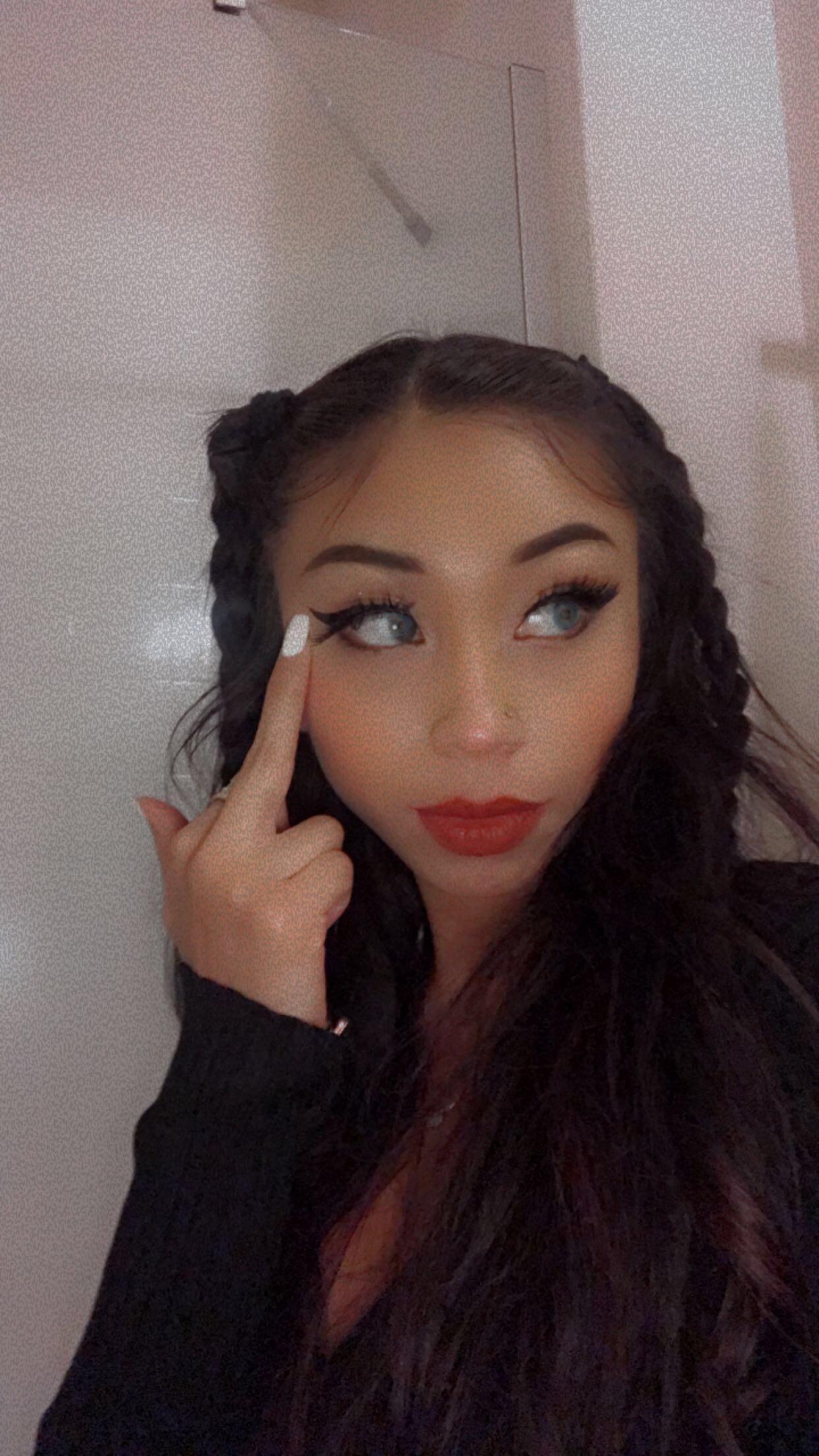 Middle finger up cause I’m tired of life. | Scrolller