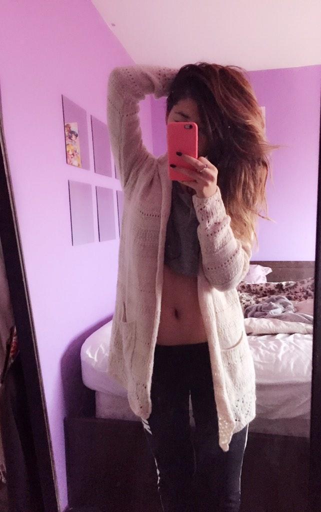 Midriff shirt, showing off her belly 😍 | Scrolller