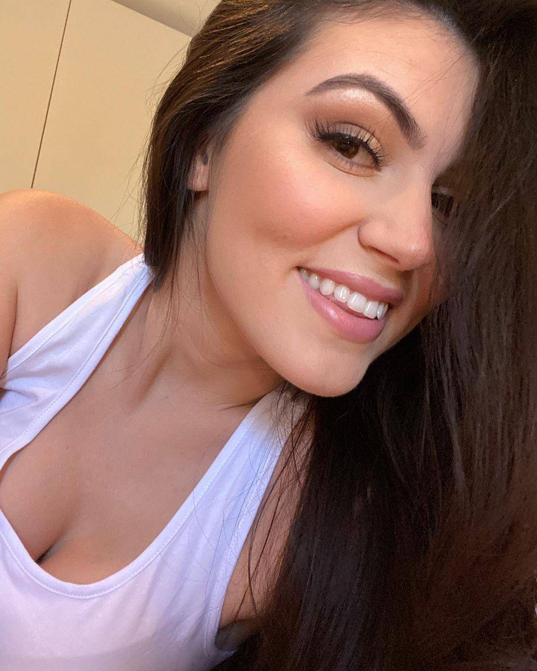 Mikaela in white | Scrolller