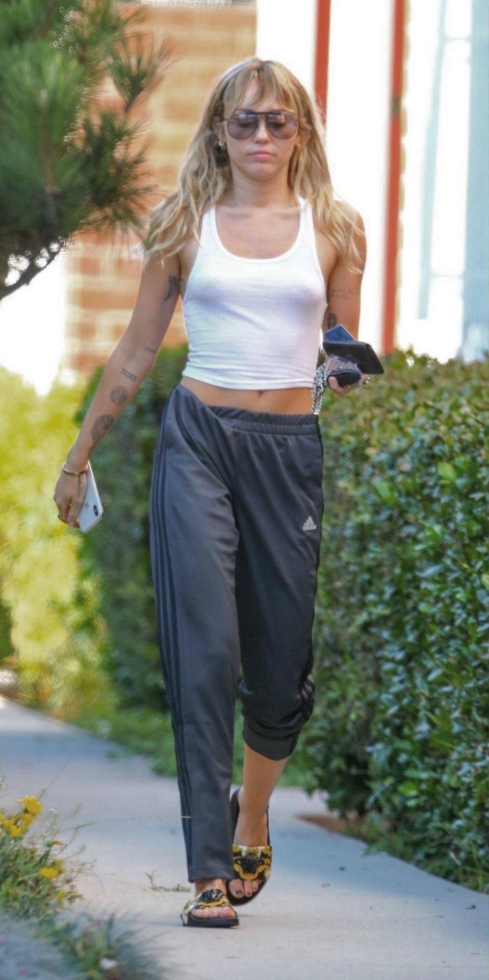 Miley Cyrus | Scrolller