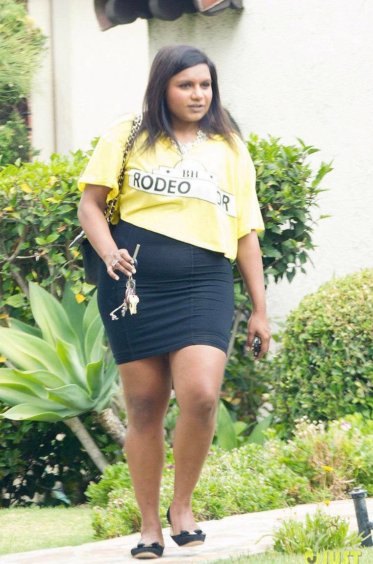 Mindy Kaling’s perfect round gut 😍 | Scrolller