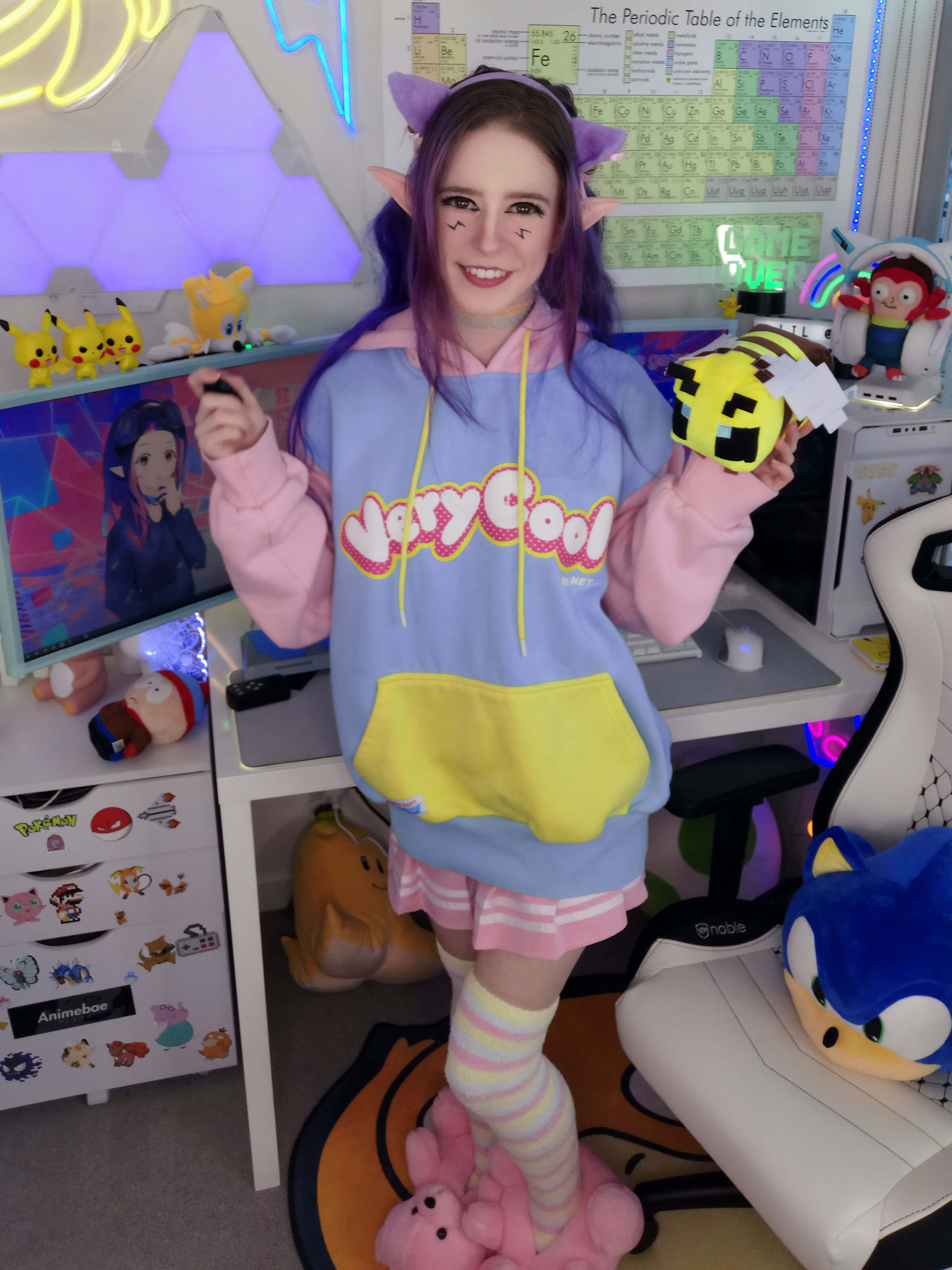 Minecraft bee is very cool 🐝💛 | Scrolller