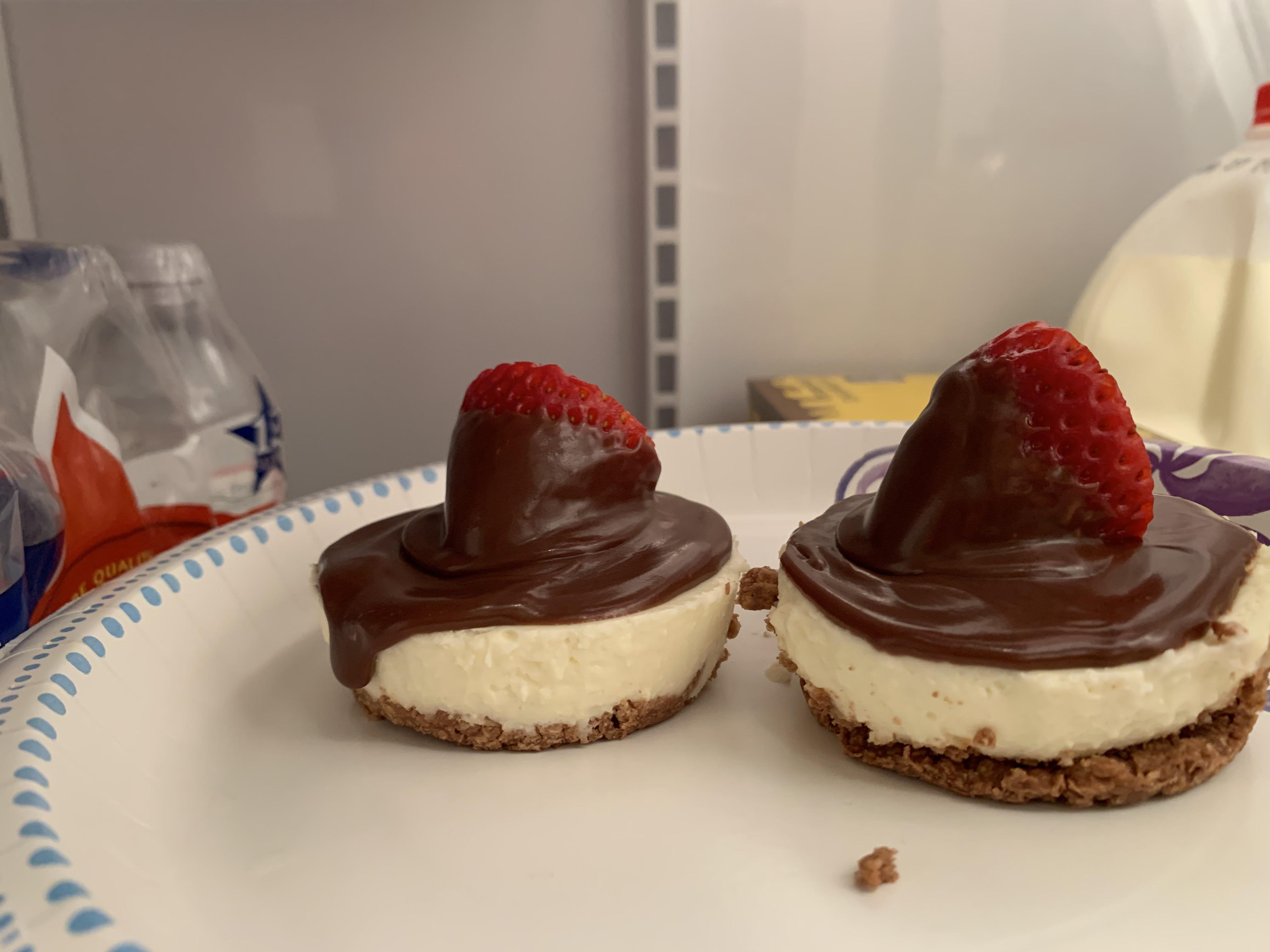 Mini cheesecakes with chocolate covered strawberries 🍓 yum. | Scrolller