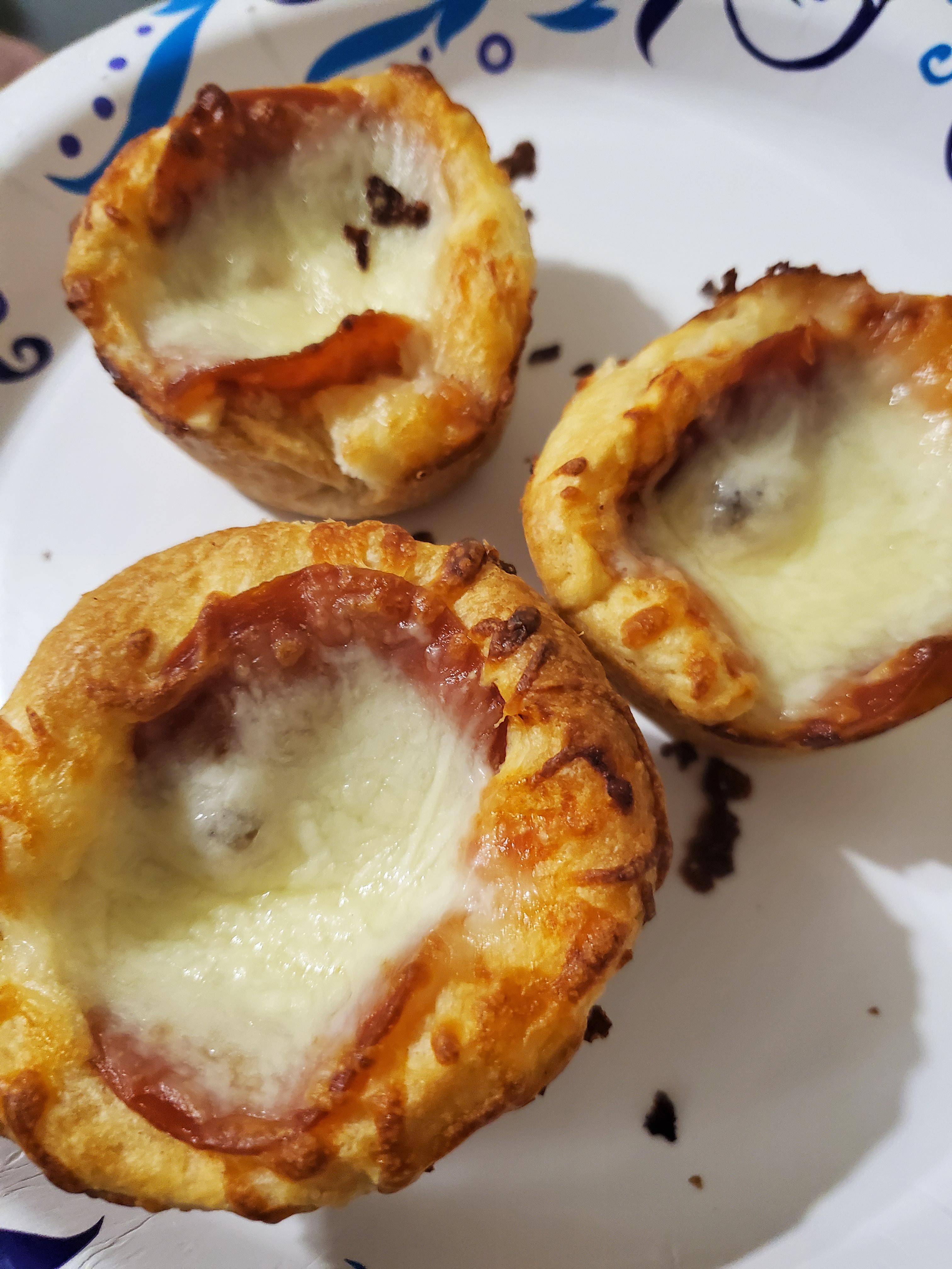 Mini "deep" dish pizza for a quick lunch. | Scrolller