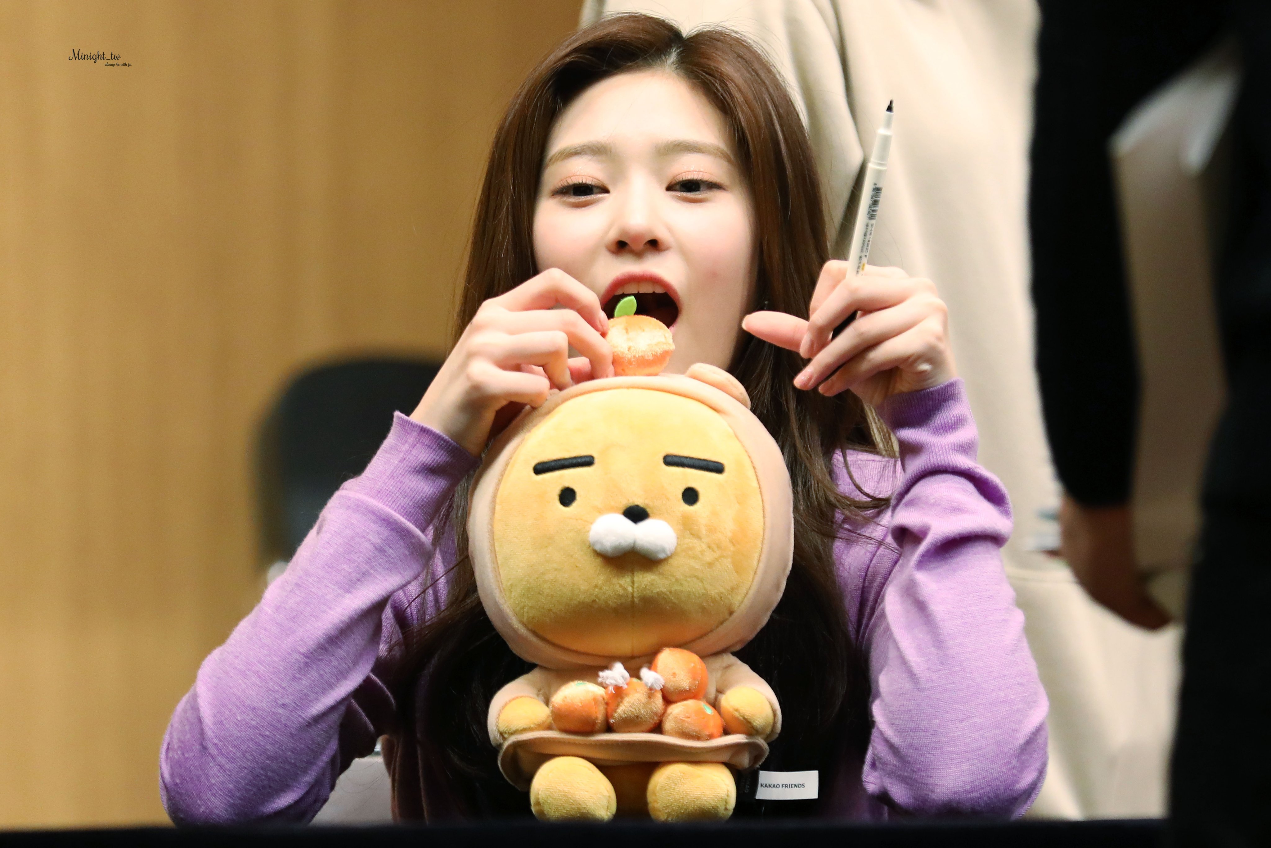 Minju nom | Scrolller