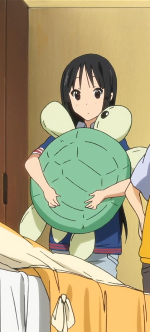 Mio being cute with a giant turtle | Scrolller