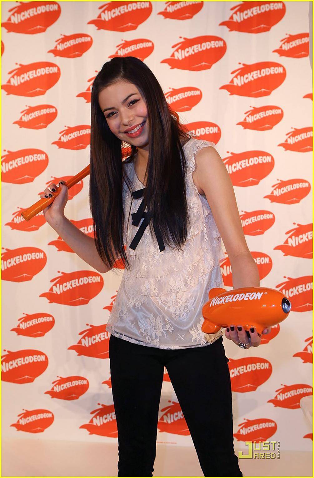 Miranda Cosgrove Scrolller