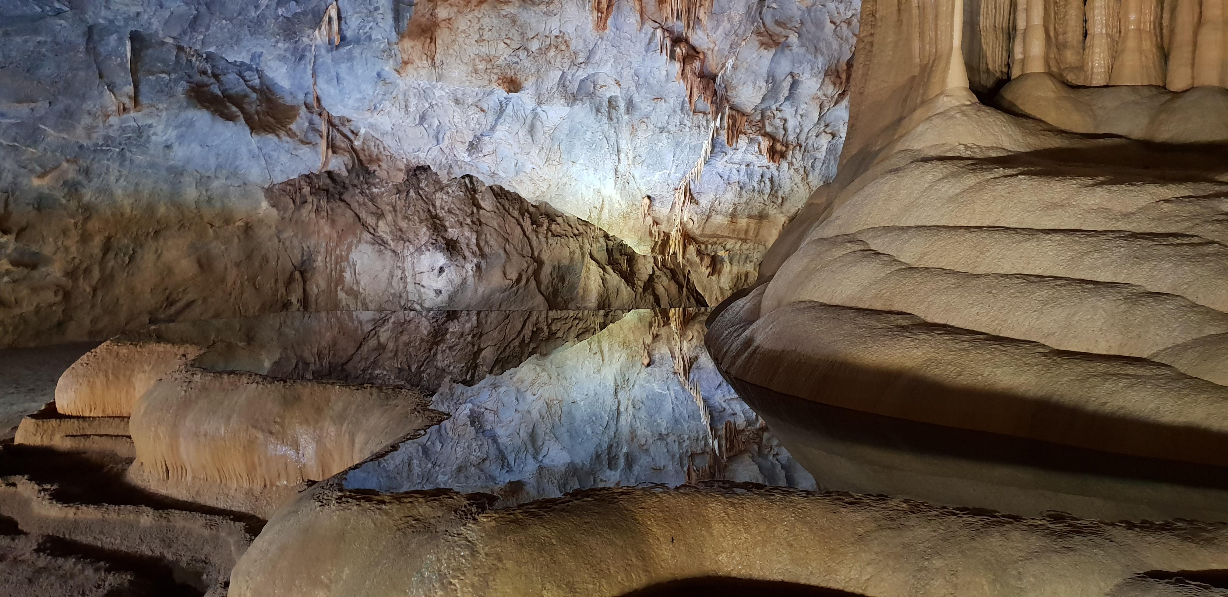 Mirror reflection in thi vietnamese cave OC | Scrolller