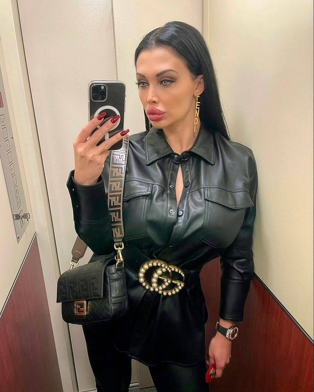 Mistress alex cheerry I'm looking for a honest and straight forward slave. Dm me for all kinds ...