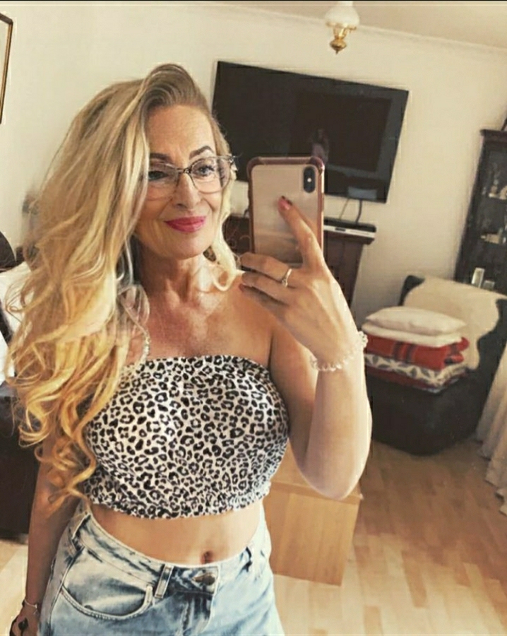 Mommy taking pics for her favourite bully | Scrolller