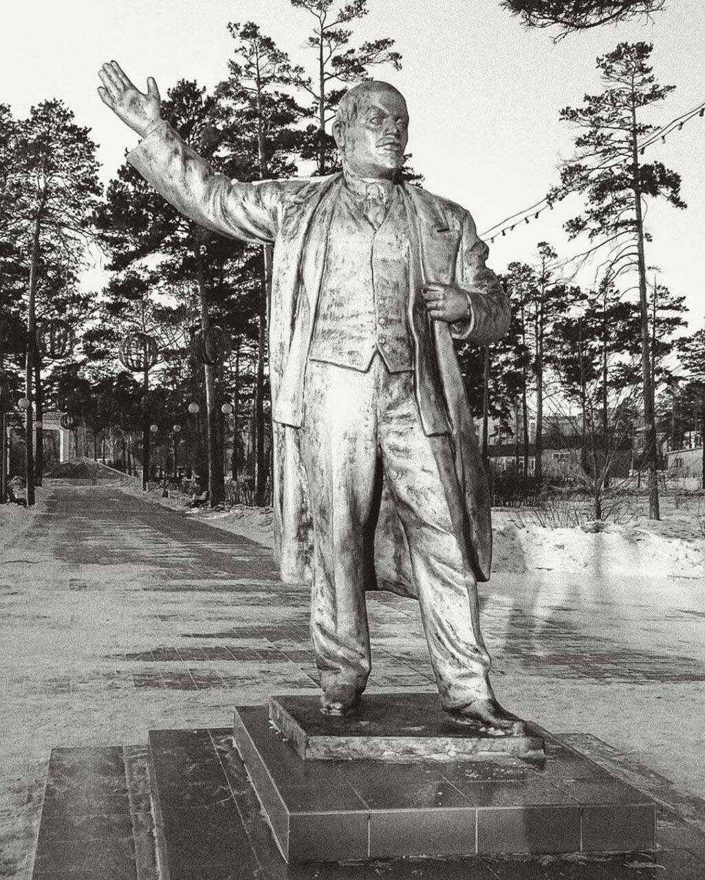 Monument To V. I. Lenin. Moscow, VDNH 1968 | Scrolller