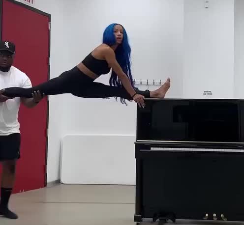 Flexible Sasha | Scrolller