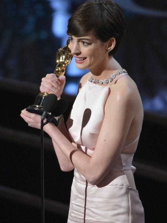 Ms. Hathaway accepting her Academy Award | Scrolller
