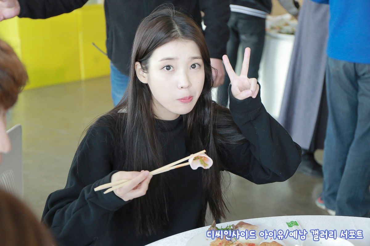 Munching IU | Scrolller