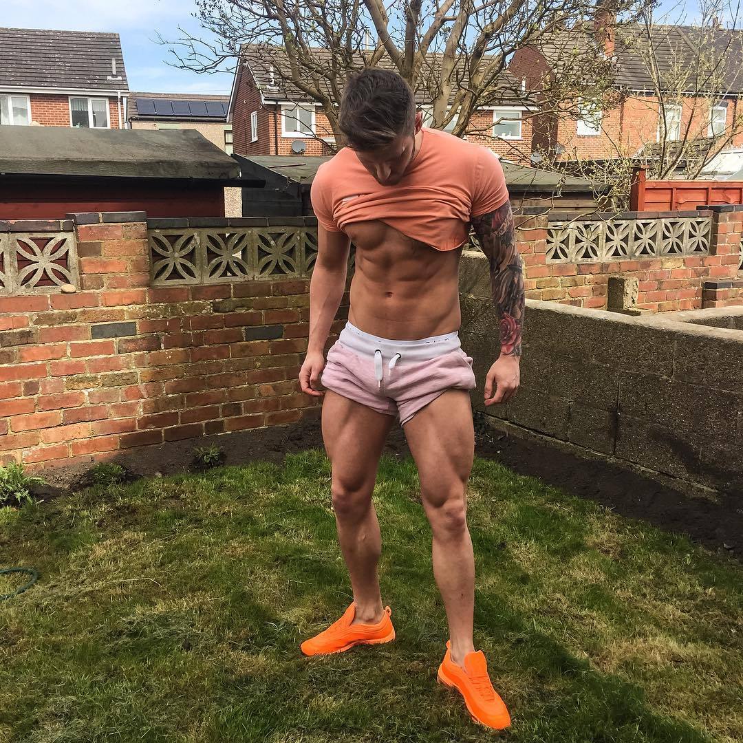 Muscle hottie | Scrolller