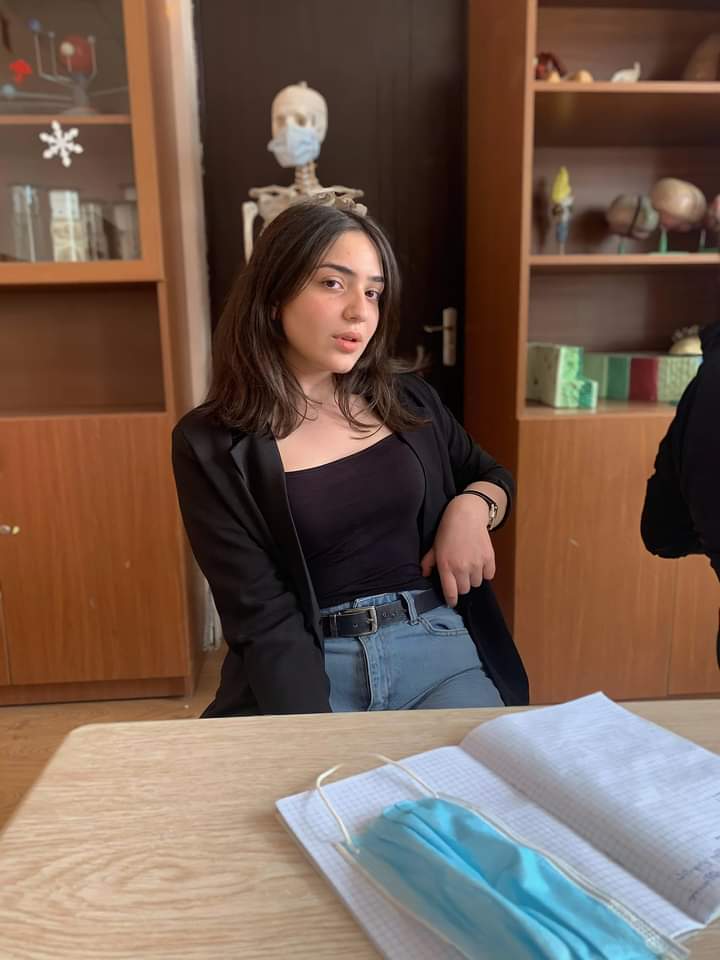 My cousin WWYD to her, send me in private | Scrolller