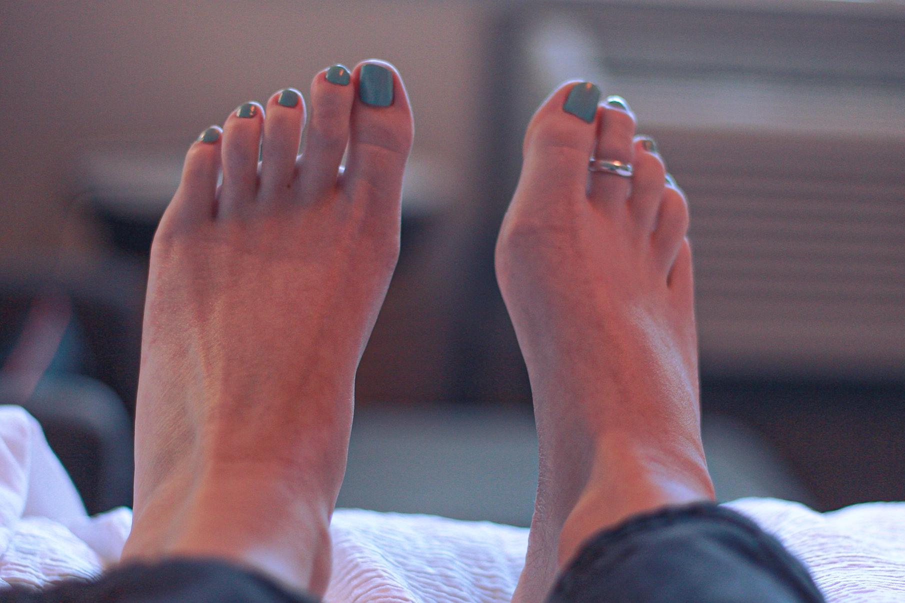 My cute, long toes | Scrolller