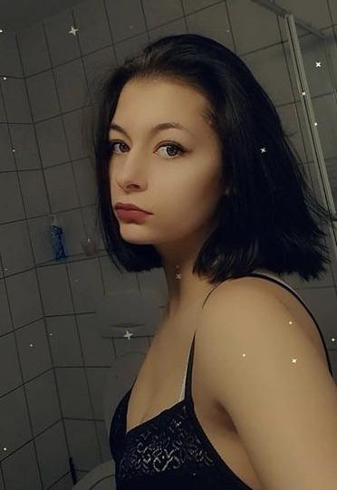 My dumb slut gf | Scrolller