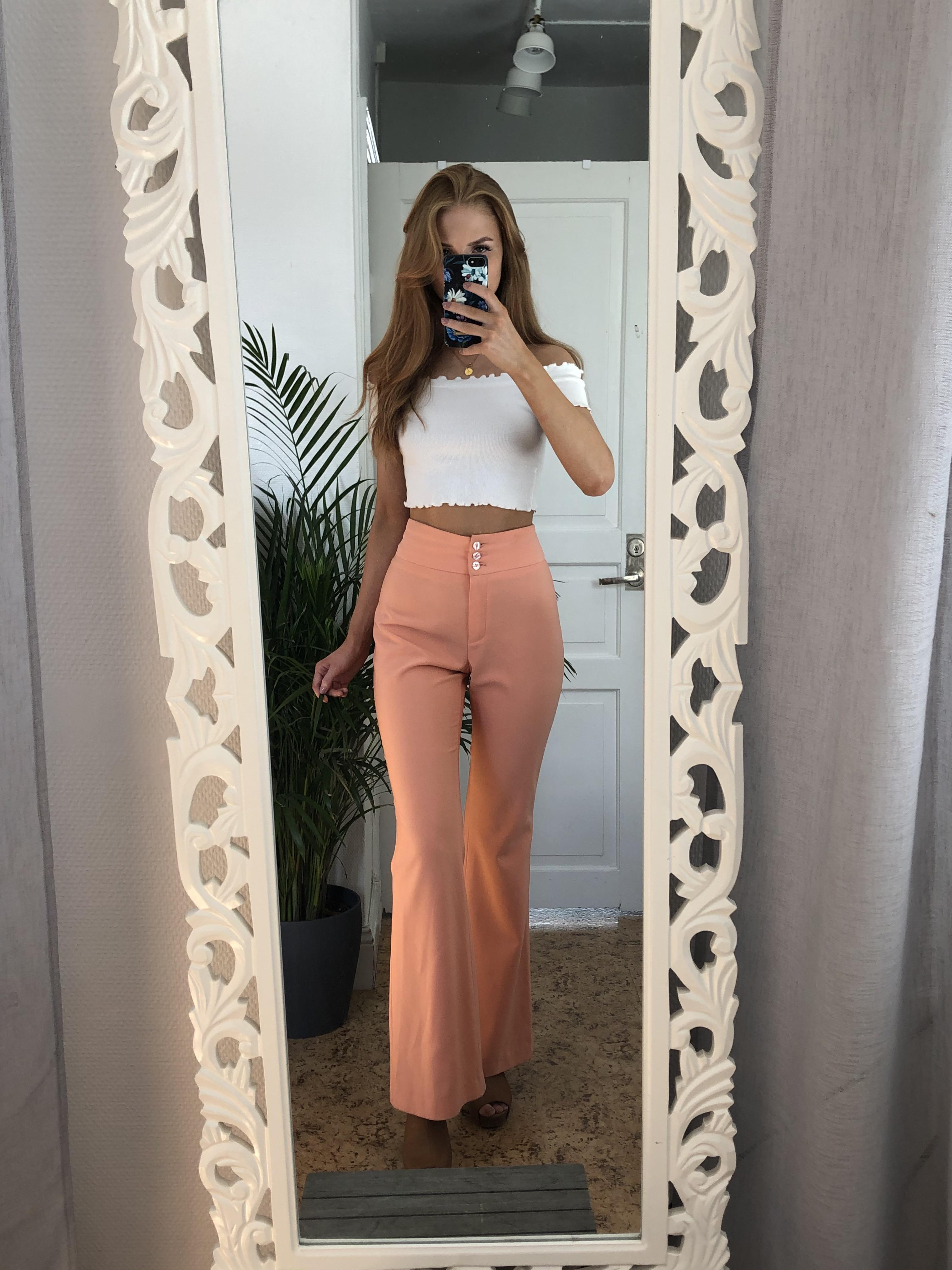 My favorite summer pants! High waisted flares | Scrolller