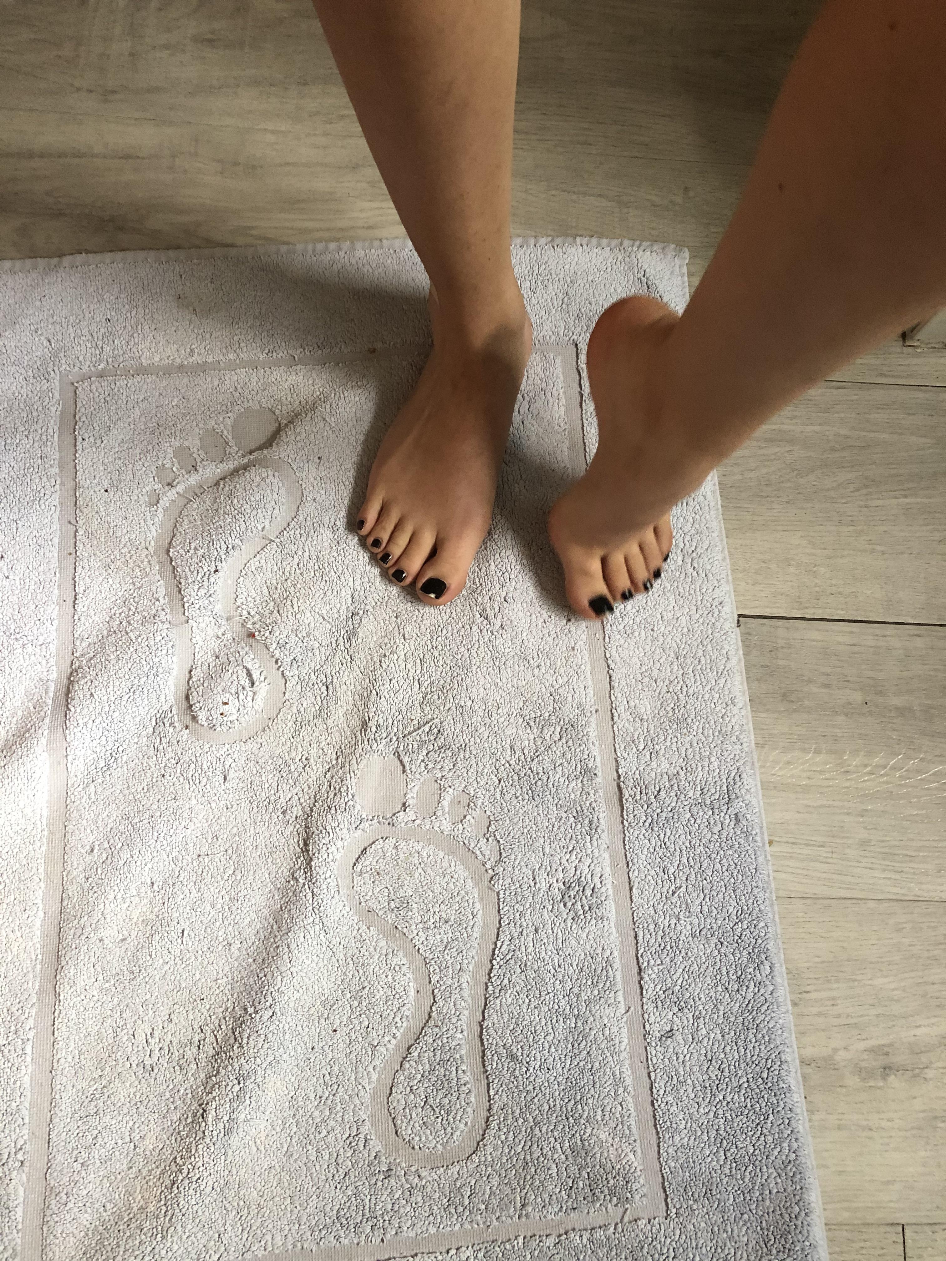 My feet on the foot mat | Scrolller