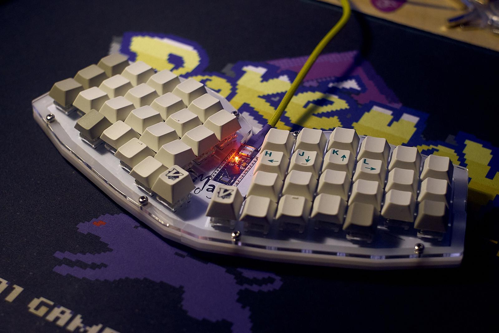 My first fully self-designed keeb - eiri | Scrolller