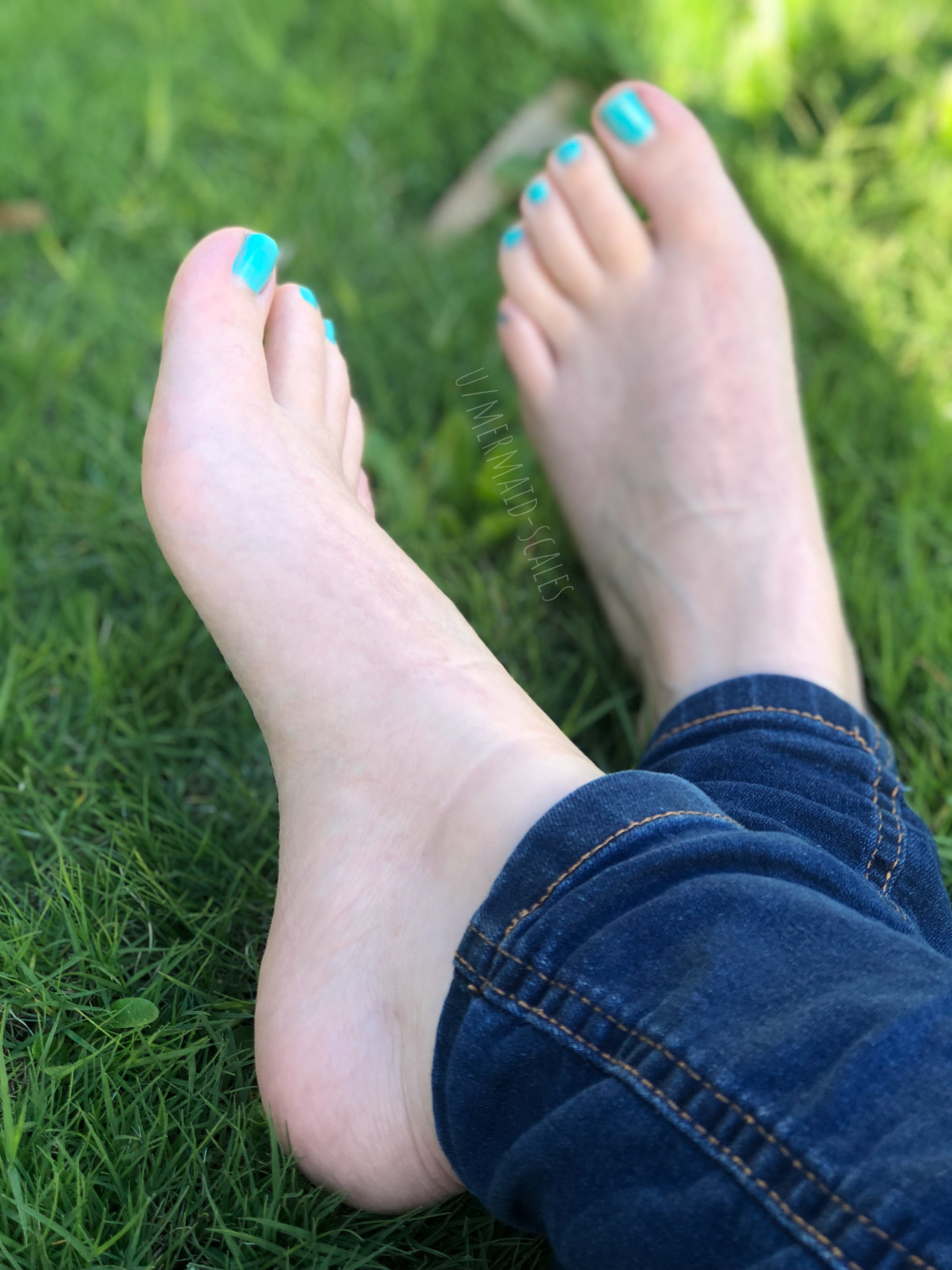 My first real post here! Do you like the teal toes? | Scrolller